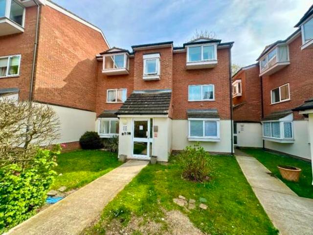 1 bedroom flat for rent in Harkness Close, Romford, RM3