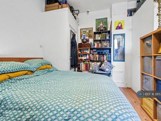Studio flat for rent in High St, London, N8