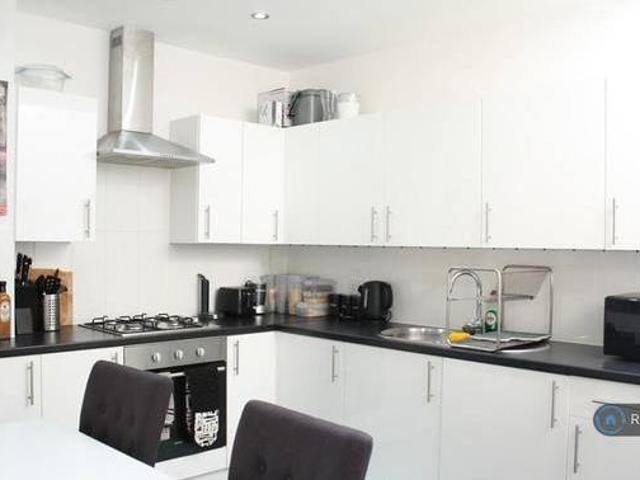 1 bedroom flat for rent in High Street Bagshot GU19