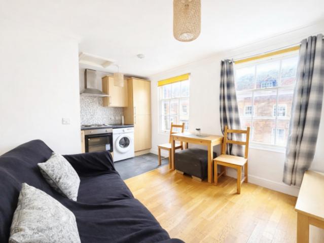 1 bedroom flat for rent in High Street, Rochester. ME1