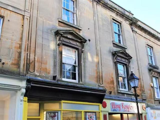 1 bedroom flat for rent in High Street, Shepton Mallet, Somers.