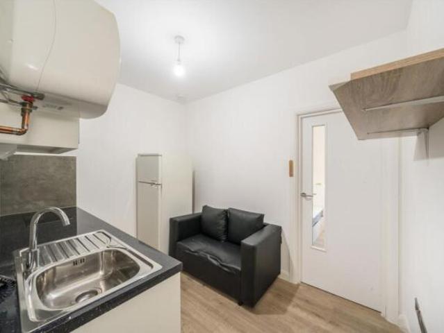 1 bedroom flat for rent in High Street, SUTTON, SM1