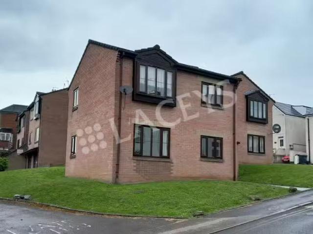 1 bedroom flat for rent in Highland Court, Eastland Road, Yeov.