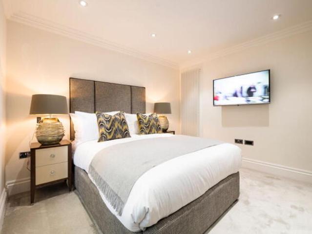 1 bedroom flat for rent in Kensington Gardens Square, London, W2