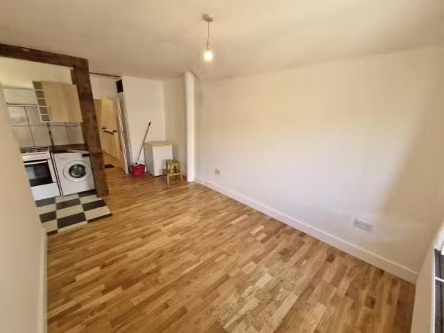 1 bedroom flat for rent in Kings Road, London Colney, AL2