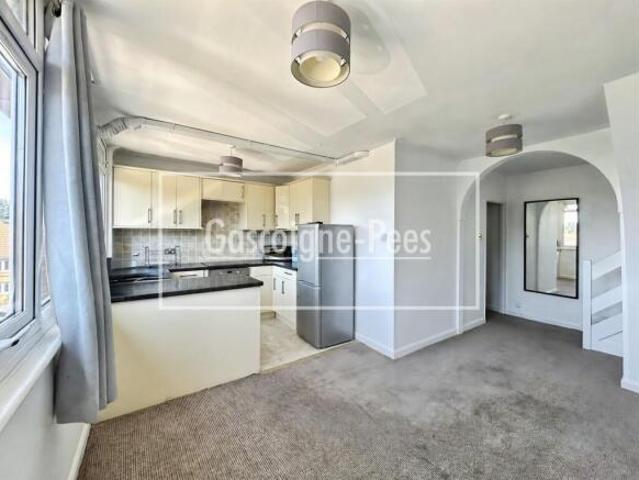 1 bedroom flat for rent in Kingswood House, Slough, SL2