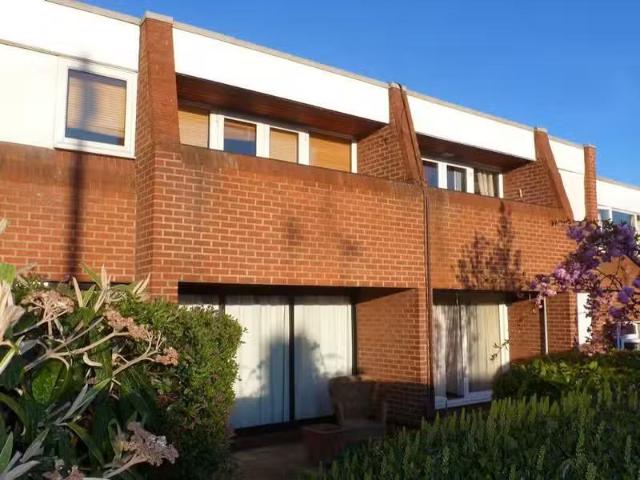 1 bedroom flat for rent in Knightthorpe Court Burns Road Lough.