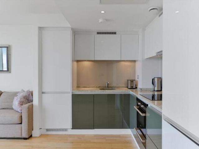 1 bedroom flat for rent in Landmark East, Marsh Wall, Nr Canary Wharf, London, E14
