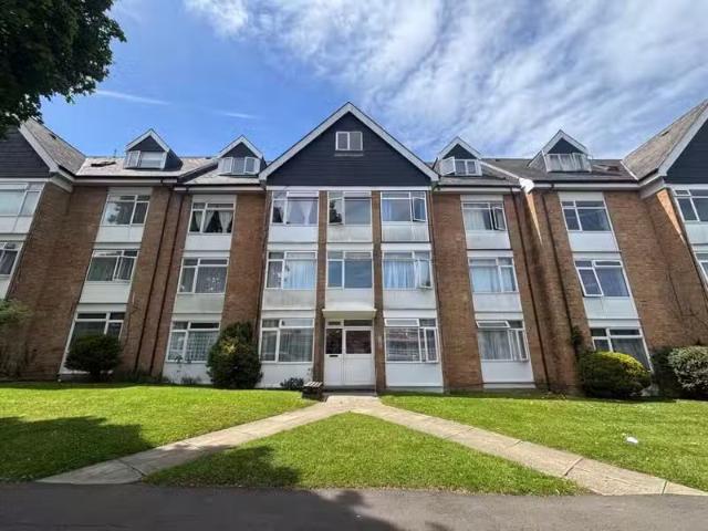 1 bedroom flat for rent in Lavender Avenue, Packham Court Lave.