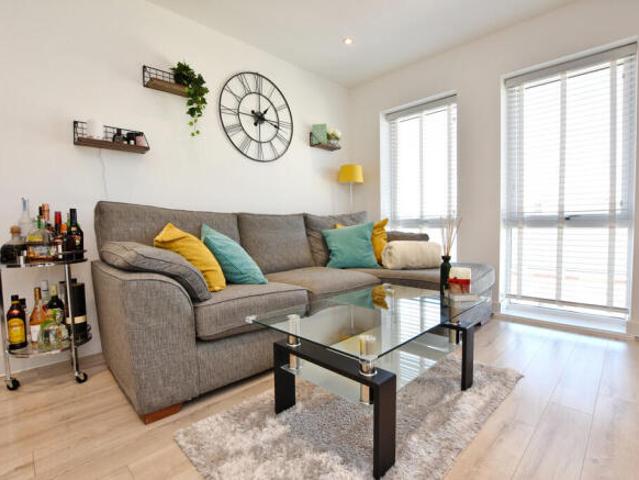 1 bedroom flat for rent in Leavesden Road, Watford, WD24