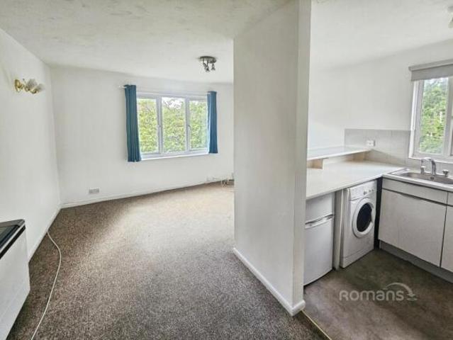 1 bedroom flat for rent in Littlebrook Avenue, Slough, SL2