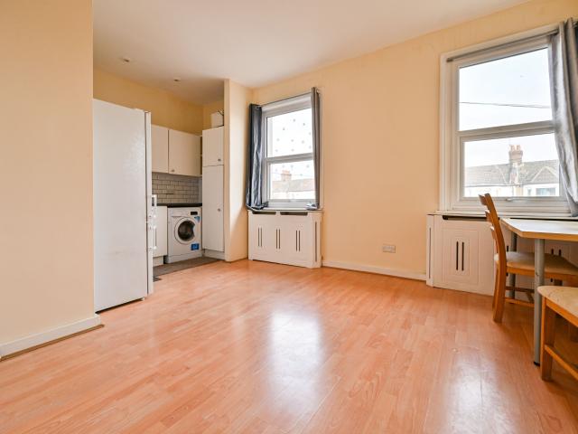 1 Bedroom Flat for Rent in Long Lane | Foxtons