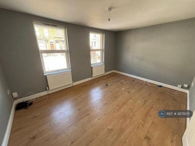 1 bedroom flat for rent in Luton Road, Chatham, ME4