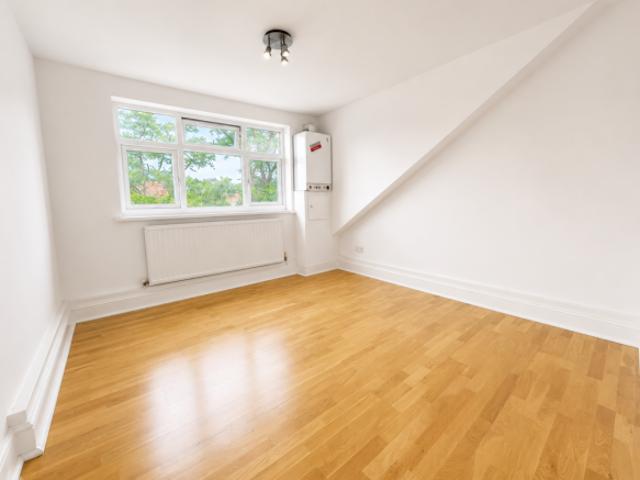 1 bedroom flat for rent in Lyndhurst Drive, Leyton, E10