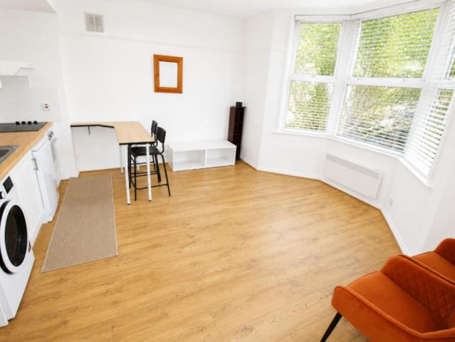 1 bedroom flat for rent in Manor Road, Guildford, GU2