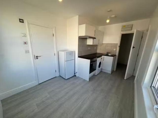 1 bedroom flat for rent in Main Road, Chelmsford, Esinteractio.