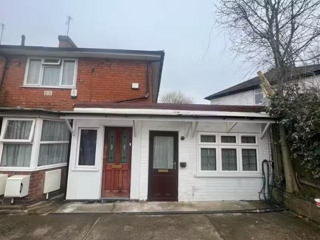 1 bedroom flat for rent in Merritts Brook Lane, Northfield, BI.