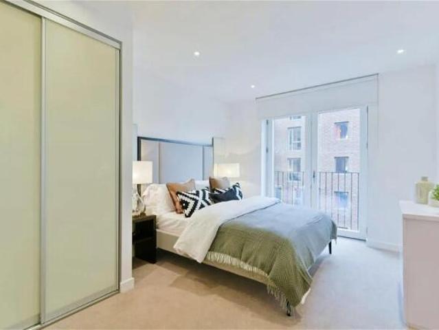 1 bedroom flat for rent in Monarch Square London SW11