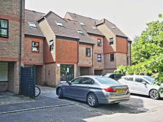 1 bedroom flat for rent in Mount Hermon Road, Woking, GU22