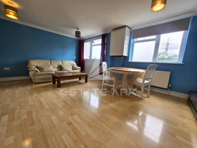 1 bedroom flat for rent in Oak Crescent, London, E16
