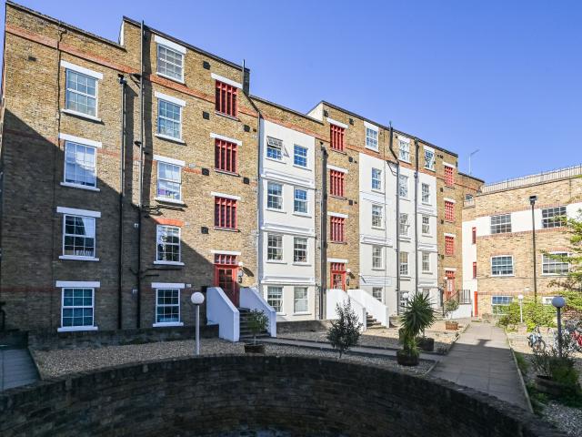 1 Bedroom Flat for Rent in Old Castle Street, E1 | Foxtons