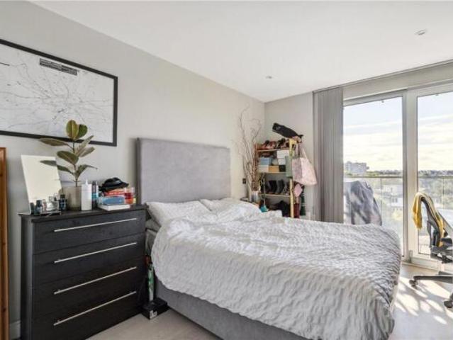 1 bedroom flat for rent in Parkside St Peter's, London, SW11