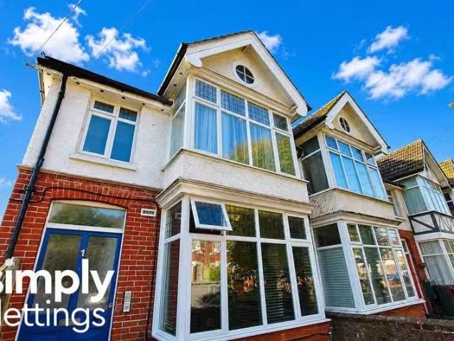 1 bedroom flat for rent in Pavilion Road, Worthing, BN14