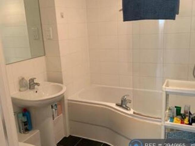 1 bedroom flat for rent in Phoenix Way, London, SW18