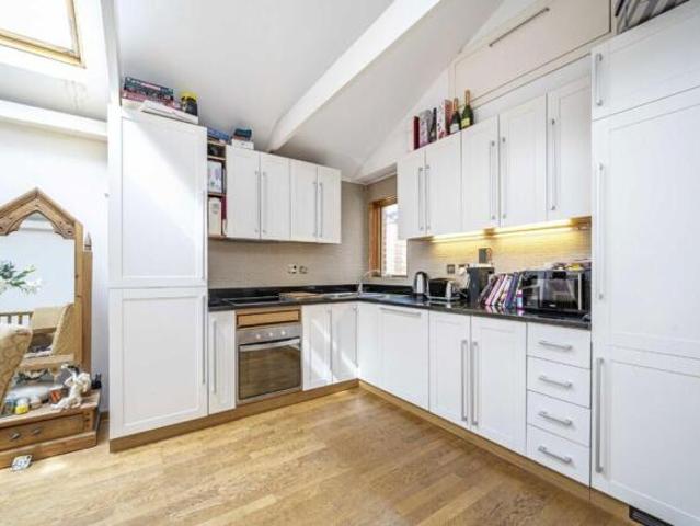 1 bedroom flat for rent in Plough Lane, Teddington, TW11