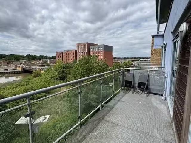 1 bedroom flat for rent in Quayside Drive, Colchester, Esinter.