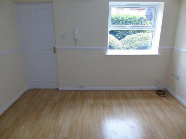 1 bedroom flat for rent in Queens Court, SL1