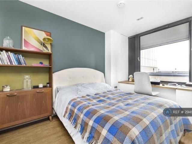 1 bedroom flat for rent in Red Lion Square, London, SW18