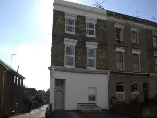 1 bedroom flat for rent in Richmond Road, CT11