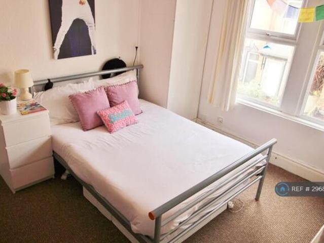 1 bedroom flat for rent in Roman Grove, Leeds, LS8