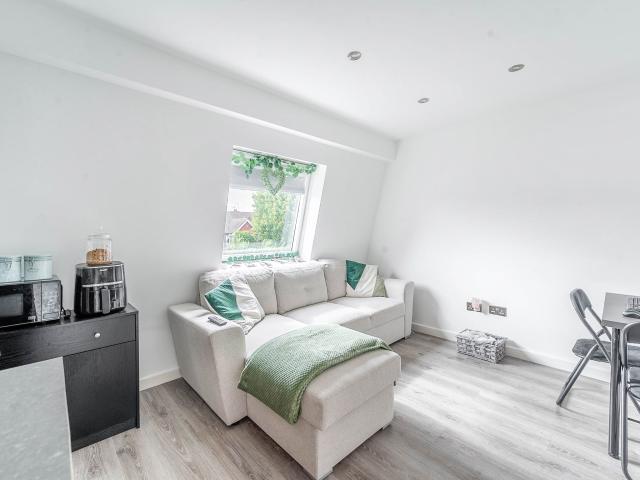 1 Bedroom Flat for Rent in SHAFTESBURY AVENUE | Foxtons