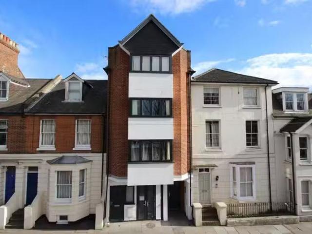 1 bedroom flat for rent in Station Road West, Canterbury, Kent.