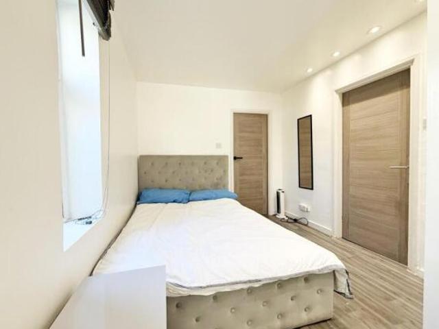 1 bedroom flat for rent in Staveley Gardens, London, W4