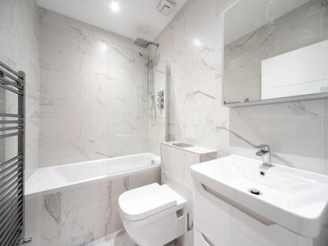 1 bedroom flat for rent in Sussex Gardens, London, W2