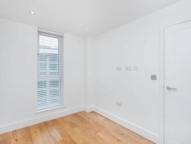 1 bedroom flat for rent in Sutton Court Road, Sutton, SM1