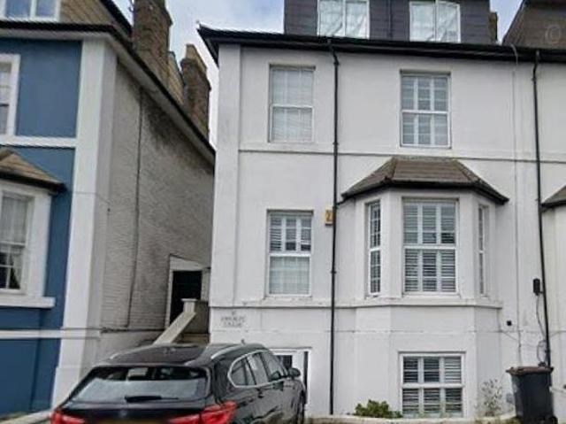 1 bedroom flat in Thames Ditton