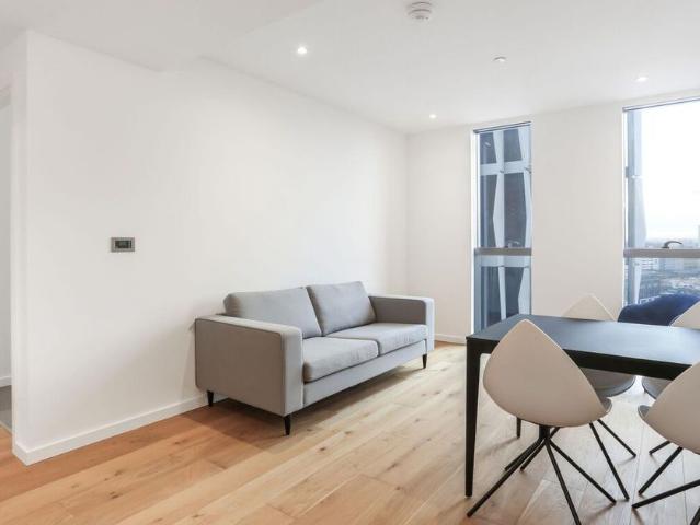 1 bedroom flat in the heart of White City