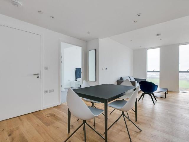 1 bedroom flat in the heart of White City