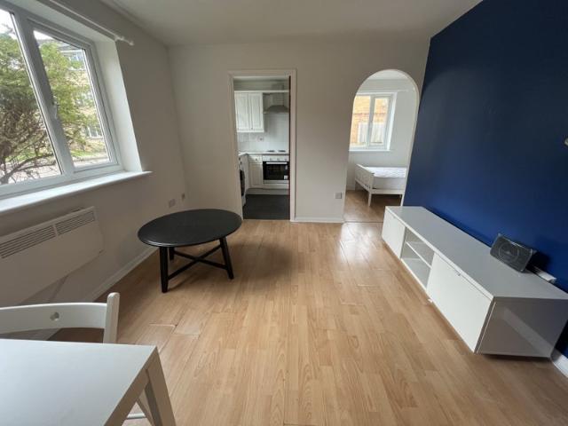 1 bedroom flat in Westham