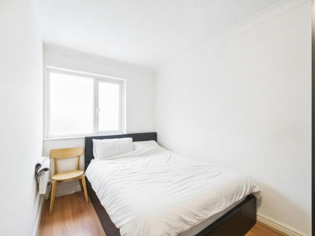 1 bedroom Flat in Allington Close