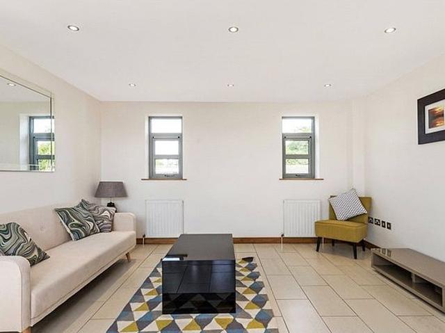 1 bedroom flat in Brentford