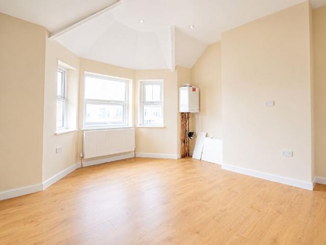 1 bedroom Flat in Camp Road, Farnborough