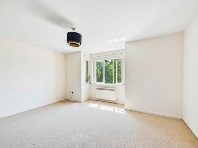 1 bedroom Flat in Drift Way, Slough