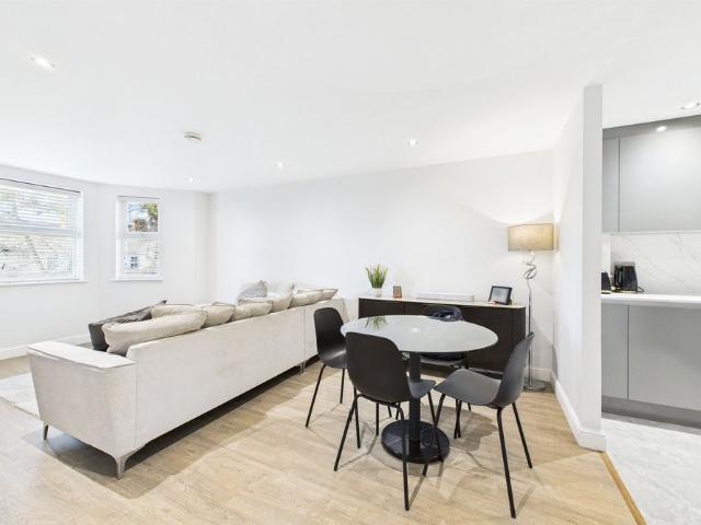 1 bedroom Flat in Elmhurst Court, Camberley