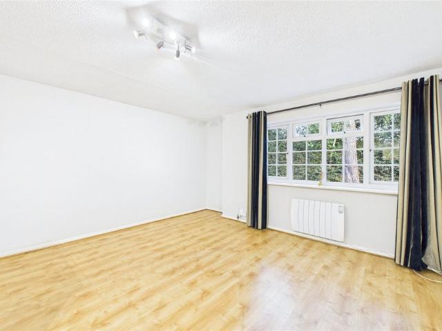 1 bedroom Flat in Fairway Heights, Camberley