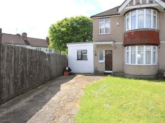 1 bedroom flat in Harrow